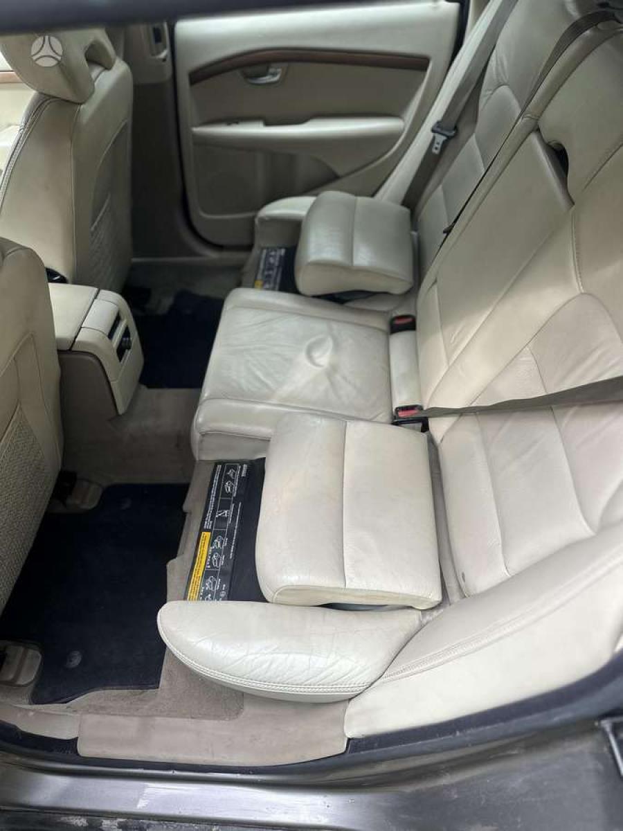 Brown Volvo XC70 2007 in Varena, with an engine capacity of 2.40 L and mileage of 300 thousand km for 4000 €, photo 8 on AUTOMOTO.COM.LV