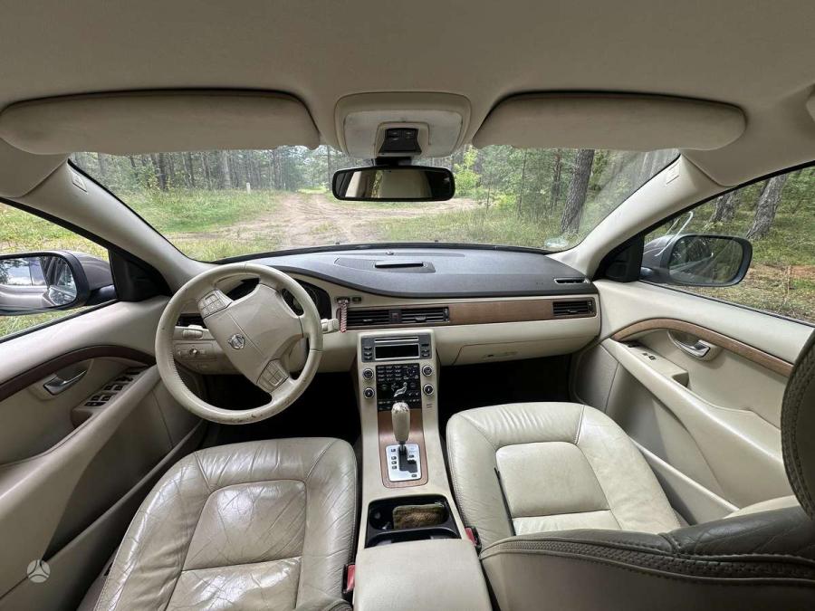 Brown Volvo XC70 2007 in Varena, with an engine capacity of 2.40 L and mileage of 300 thousand km for 4000 €, photo 9 on AUTOMOTO.COM.LV