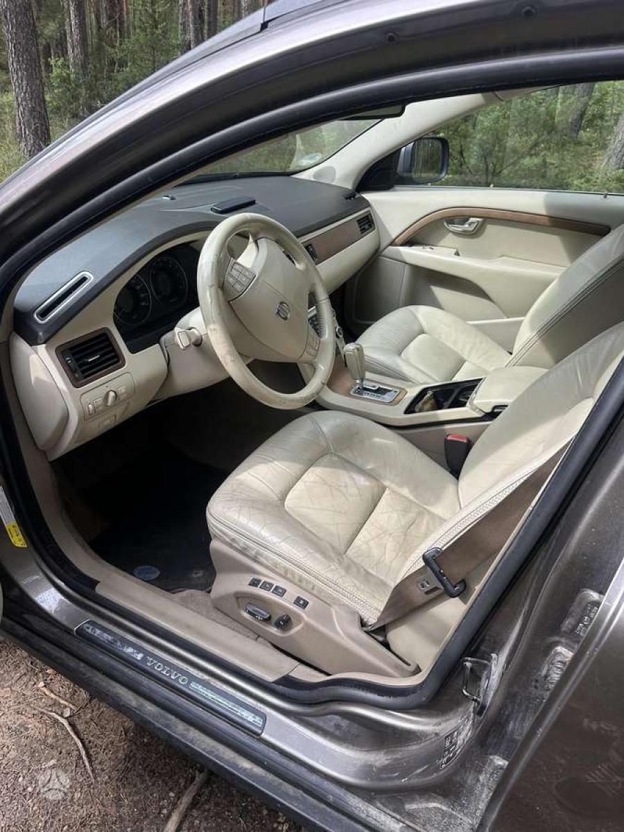 Brown Volvo XC70 2007 in Varena, with an engine capacity of 2.40 L and mileage of 300 thousand km for 4000 €, photo 11 on AUTOMOTO.COM.LV