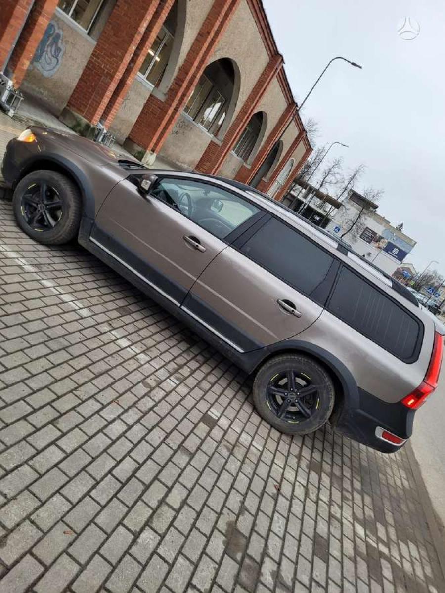 Brown Volvo XC70 2008 in Ukmerge, with an engine capacity of 2.40 L and mileage of 287 thousand km for 7000 €, photo 5 on AUTOMOTO.COM.LV