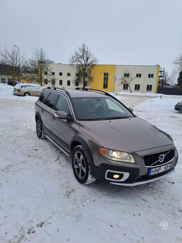 Brown Volvo XC70 2008 in Ukmerge, with an engine capacity of 2.40 L and mileage of 377 thousand km for 4750 €, photo 7 on AUTOMOTO.COM.LV