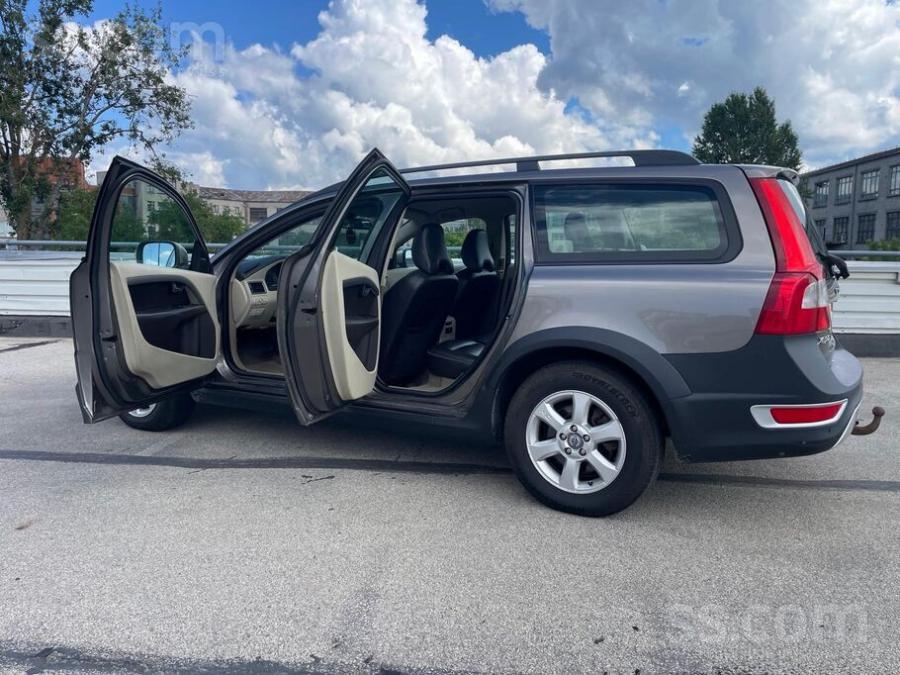 Brown Volvo XC70 2008 in Riga, with an engine capacity of 2.40 L and mileage of 520 thousand km for 1600 €, photo 1 on AUTOMOTO.COM.LV