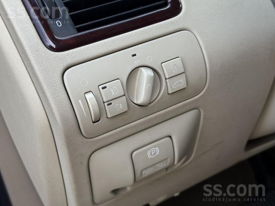 Brown Volvo XC70 2008 in Riga, with an engine capacity of 2.40 L and mileage of 484 thousand km for 3450 €, photo 12 on AUTOMOTO.COM.LV