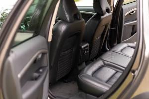 Brūns Volvo XC70 2008 Rīga, ar dzinēja tilpumu 2.40 L un nobraukumu 0 tūkst. km par 6495 €, foto 14 vietnē AUTOMOTO.COM.LV