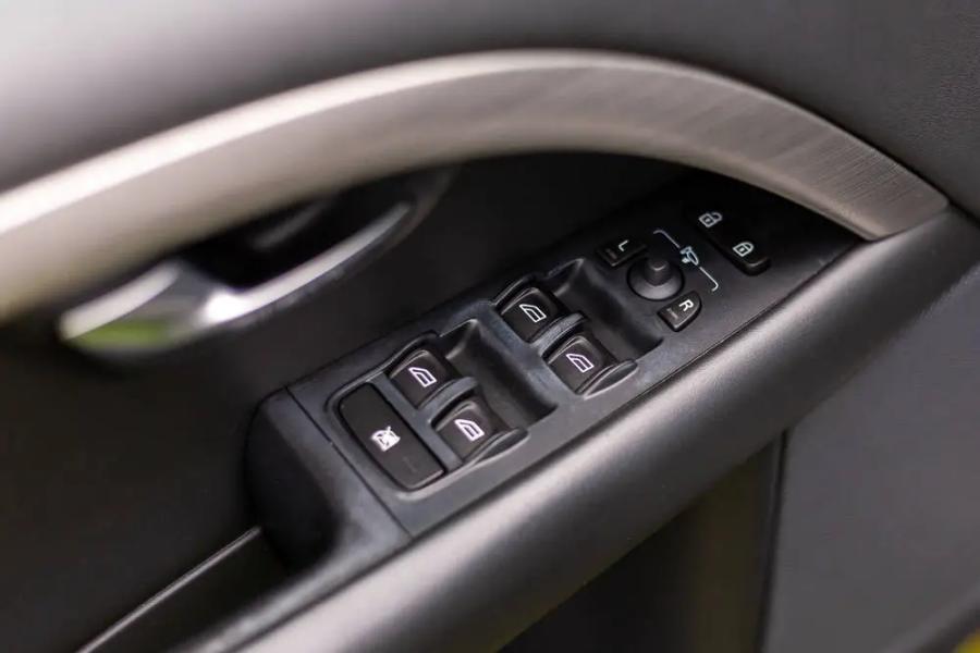 Brūns Volvo XC70 2008 Rīga, ar dzinēja tilpumu 2.40 L un nobraukumu 0 tūkst. km par 6495 €, foto 17 vietnē AUTOMOTO.COM.LV