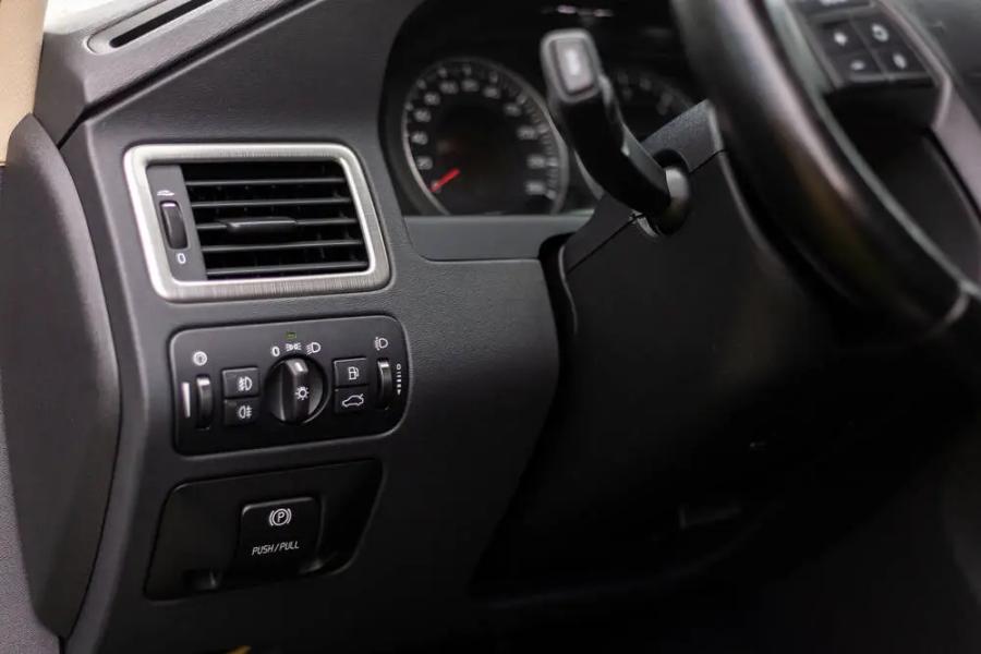 Brūns Volvo XC70 2008 Rīga, ar dzinēja tilpumu 2.40 L un nobraukumu 0 tūkst. km par 6495 €, foto 18 vietnē AUTOMOTO.COM.LV