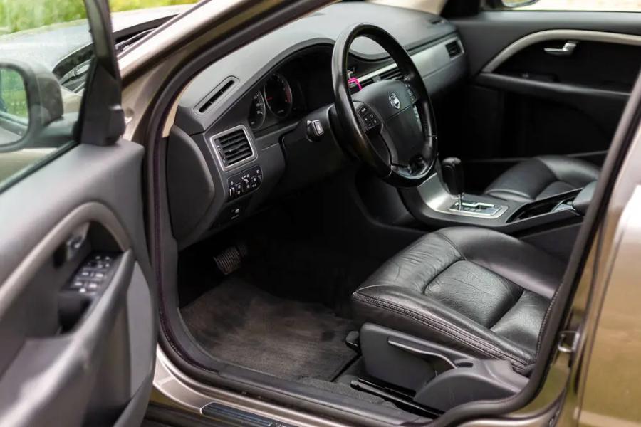 Brūns Volvo XC70 2008 Rīga, ar dzinēja tilpumu 2.40 L un nobraukumu 0 tūkst. km par 6495 €, foto 19 vietnē AUTOMOTO.COM.LV