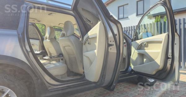 Brown Volvo XC70 2008 in Riga, with an engine capacity of 2.40 L and mileage of 343 thousand km for 4300 €, photo 9 on AUTOMOTO.COM.LV