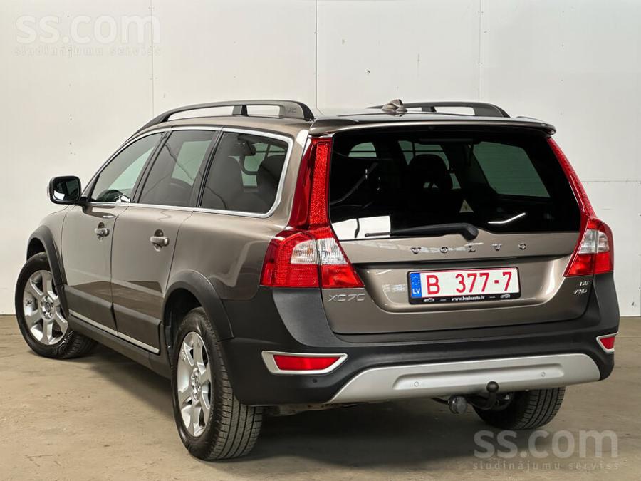 Brown Volvo XC70 2008 in Jurmala, with an engine capacity of 2.40 L and mileage of 305 thousand km for 7650 €, photo 7 on AUTOMOTO.COM.LV