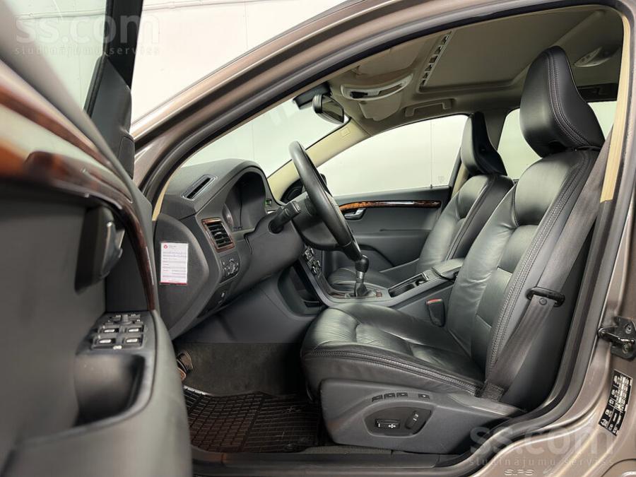 Brown Volvo XC70 2008 in Jurmala, with an engine capacity of 2.40 L and mileage of 305 thousand km for 7650 €, photo 15 on AUTOMOTO.COM.LV