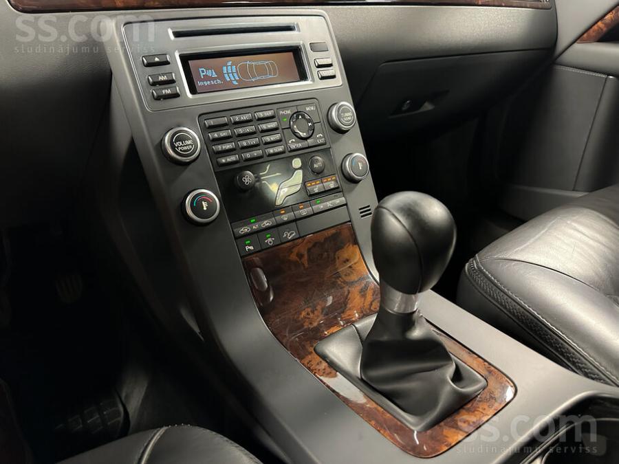 Brown Volvo XC70 2008 in Jurmala, with an engine capacity of 2.40 L and mileage of 305 thousand km for 7650 €, photo 19 on AUTOMOTO.COM.LV