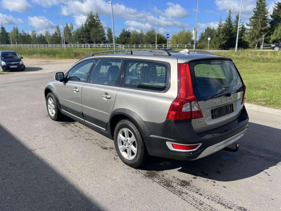 Brown Volvo XC70 2008 in Utena, with an engine capacity of 2.40 L and mileage of 270 thousand km for 5600 €, photo 5 on AUTOMOTO.COM.LV