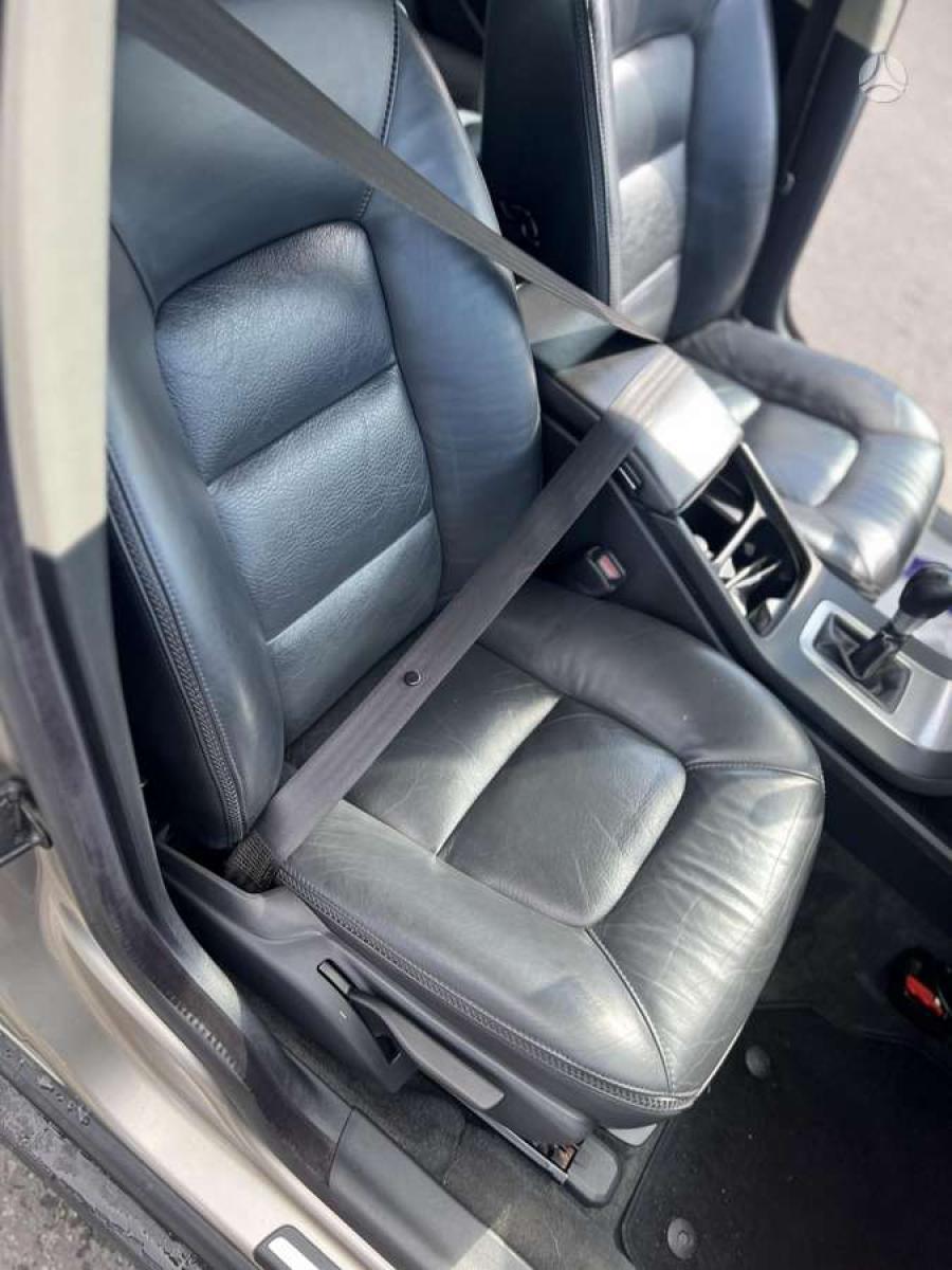 Brown Volvo XC70 2008 in Utena, with an engine capacity of 2.40 L and mileage of 270 thousand km for 5600 €, photo 17 on AUTOMOTO.COM.LV