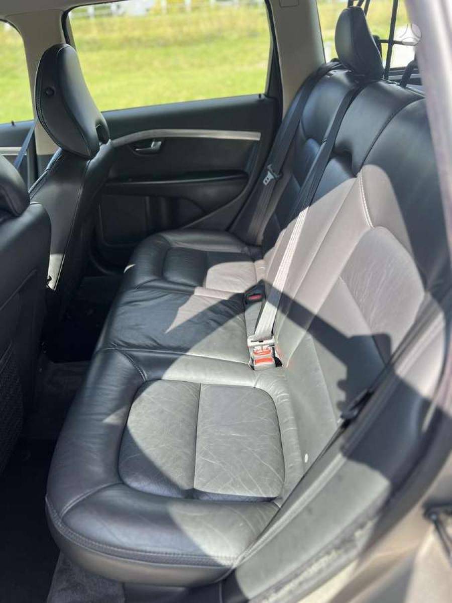 Brown Volvo XC70 2008 in Utena, with an engine capacity of 2.40 L and mileage of 270 thousand km for 5600 €, photo 18 on AUTOMOTO.COM.LV