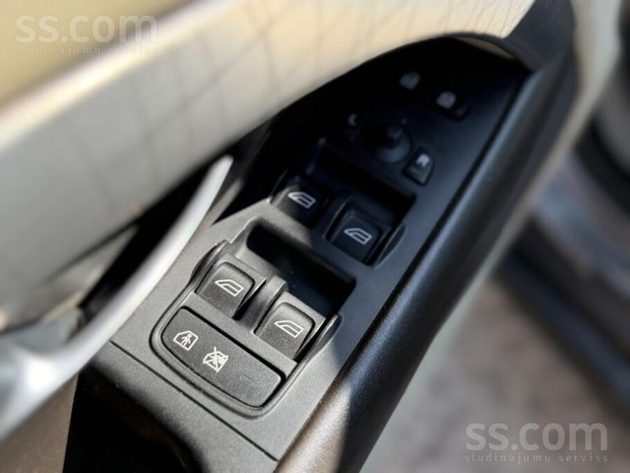 Brown Volvo XC70 2008 in Riga, with an engine capacity of 2.40 L and mileage of 440 thousand km for 3500 €, photo 7 on AUTOMOTO.COM.LV