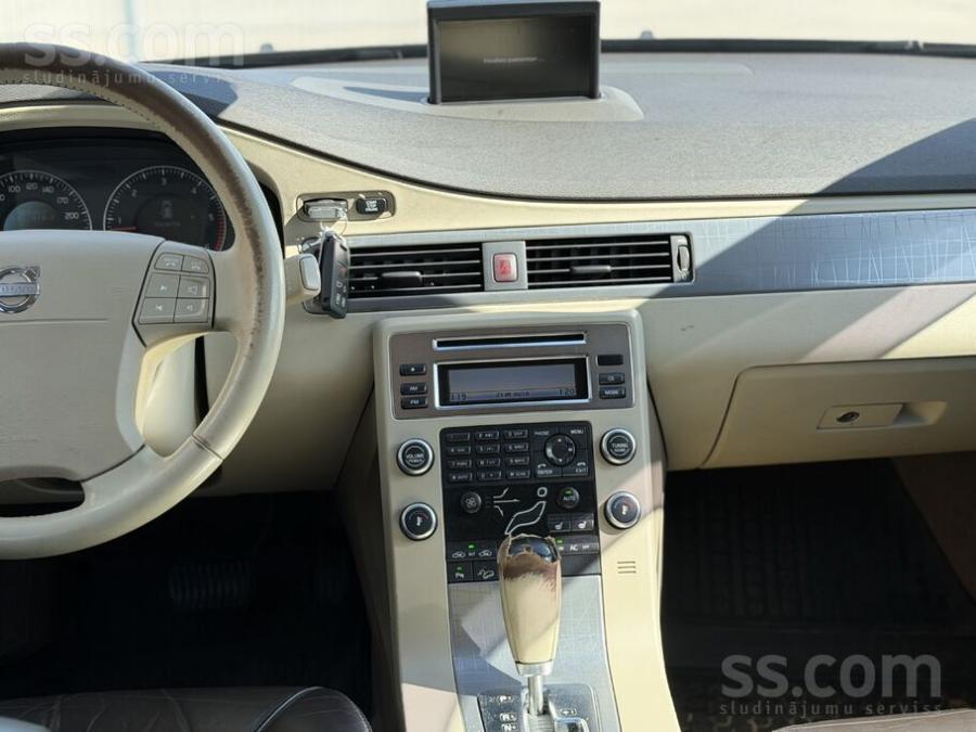 Brown Volvo XC70 2008 in Riga, with an engine capacity of 2.40 L and mileage of 440 thousand km for 3500 €, photo 9 on AUTOMOTO.COM.LV