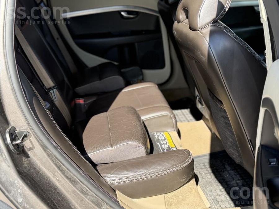 Brown Volvo XC70 2008 in Riga, with an engine capacity of 2.40 L and mileage of 440 thousand km for 3500 €, photo 13 on AUTOMOTO.COM.LV