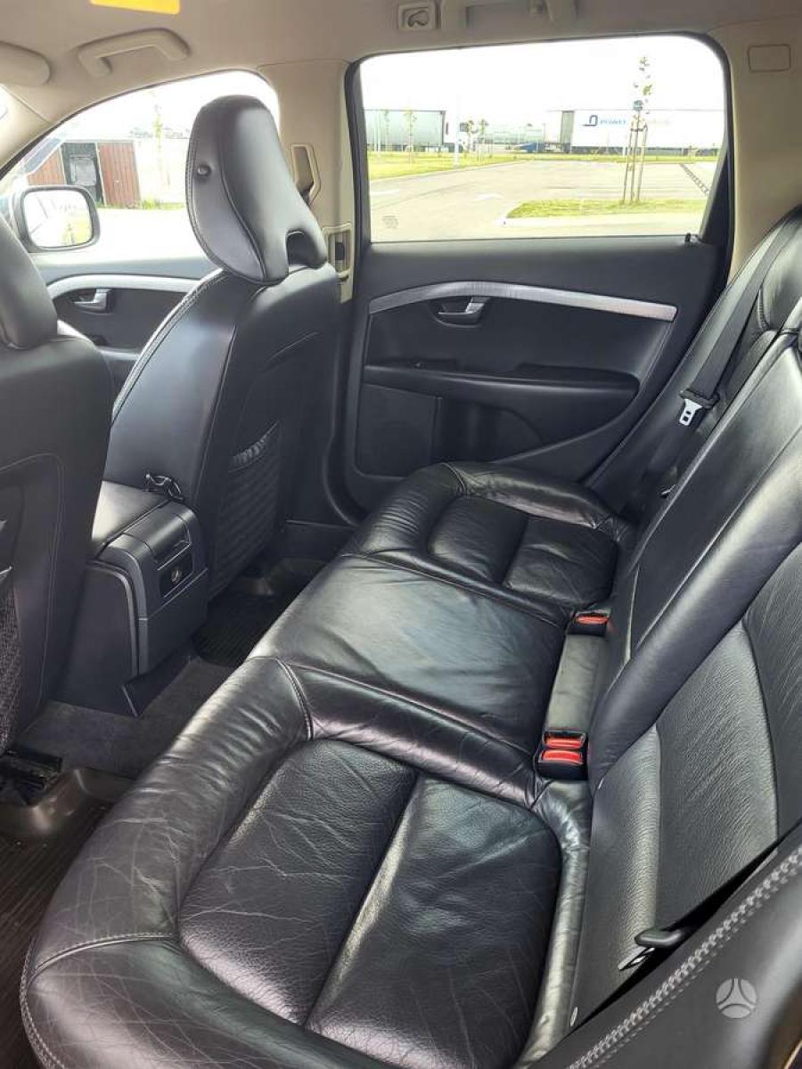 Brown Volvo XC70 2008 in Marijampole, with an engine capacity of 2.40 L and mileage of 475 thousand km for 4000 €, photo 8 on AUTOMOTO.COM.LV