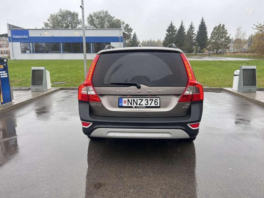 Brūns Volvo XC70 2008 Šalčininkai, ar dzinēja tilpumu 2.40 L un nobraukumu 330 tūkst. km par 5800 €, foto 3 vietnē AUTOMOTO.COM.LV
