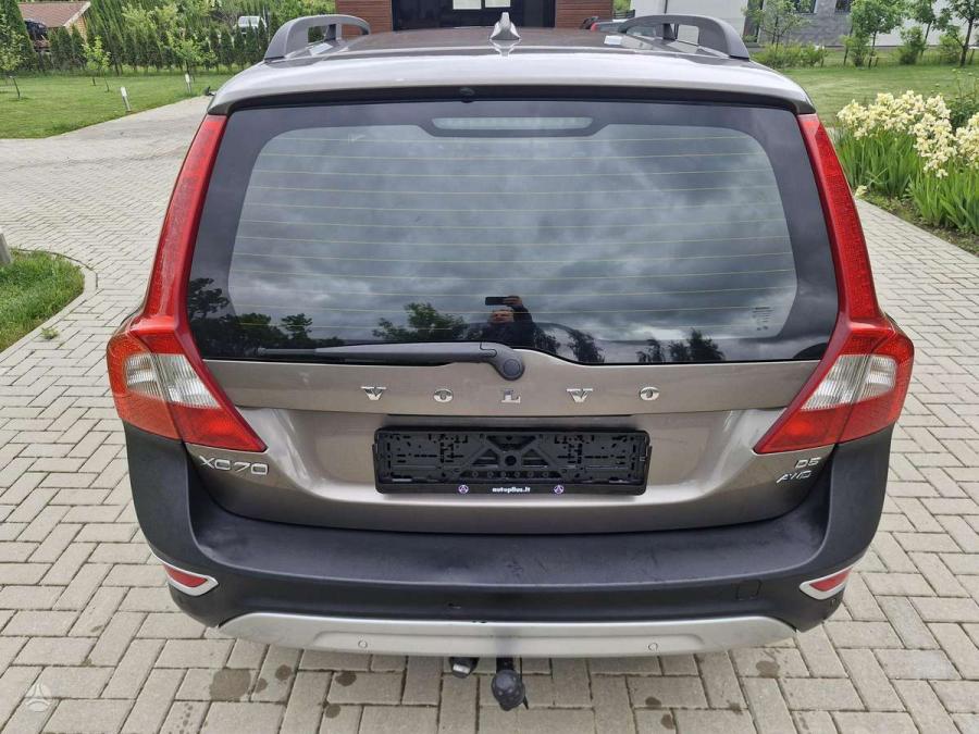 Brown Volvo XC70 2009 in Vilnius, with an engine capacity of 2.40 L and mileage of 281 thousand km for 6950 €, photo 4 on AUTOMOTO.COM.LV