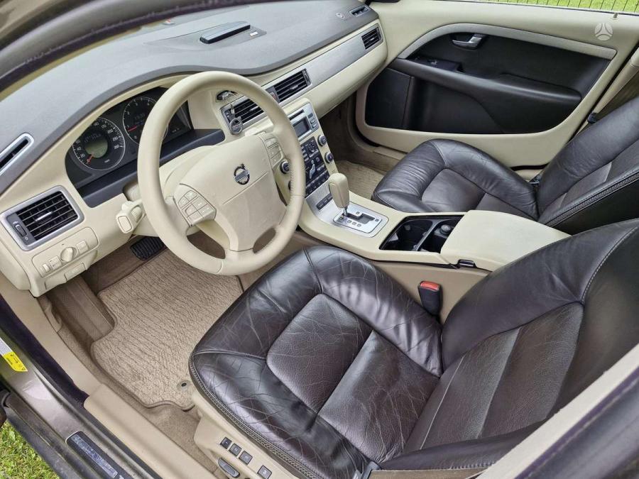 Brown Volvo XC70 2009 in Vilnius, with an engine capacity of 2.40 L and mileage of 281 thousand km for 6950 €, photo 8 on AUTOMOTO.COM.LV