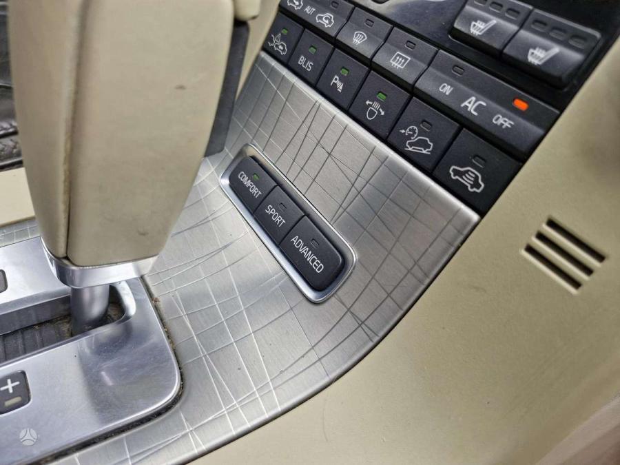 Brown Volvo XC70 2009 in Vilnius, with an engine capacity of 2.40 L and mileage of 281 thousand km for 6950 €, photo 14 on AUTOMOTO.COM.LV