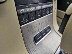 Brown Volvo XC70 2009 in Vilnius, with an engine capacity of 2.40 L and mileage of 281 thousand km for 6950 €, photo 16 on AUTOMOTO.COM.LV