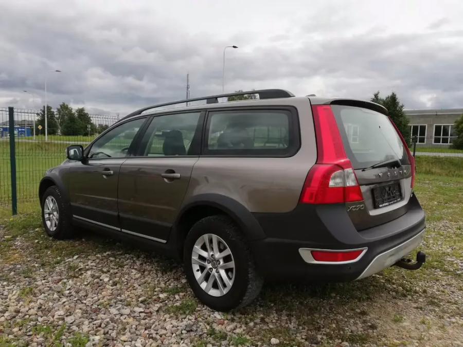 Brown Volvo XC70 2009 in Saldus, with an engine capacity of 2.40 L and mileage of 261 thousand km for 7900 €, photo 5 on AUTOMOTO.COM.LV