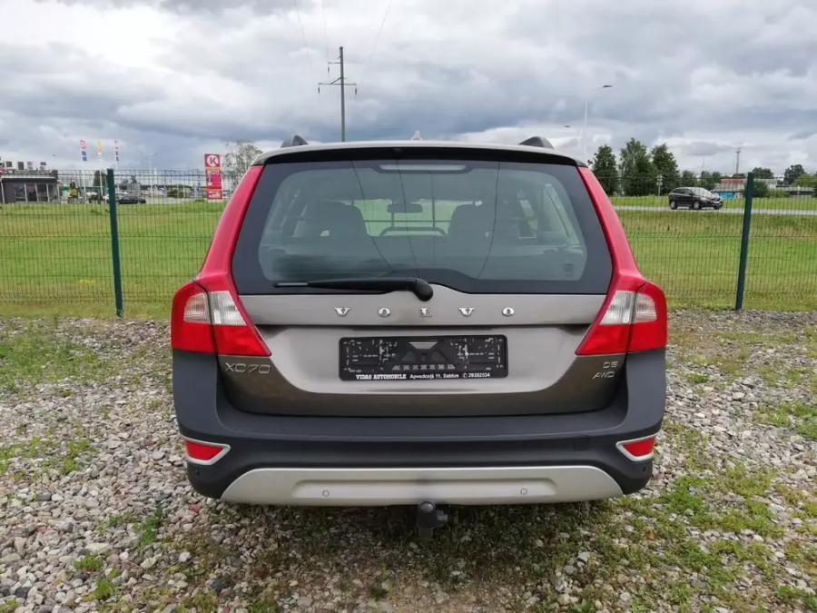 Brown Volvo XC70 2009 in Saldus, with an engine capacity of 2.40 L and mileage of 261 thousand km for 7900 €, photo 7 on AUTOMOTO.COM.LV