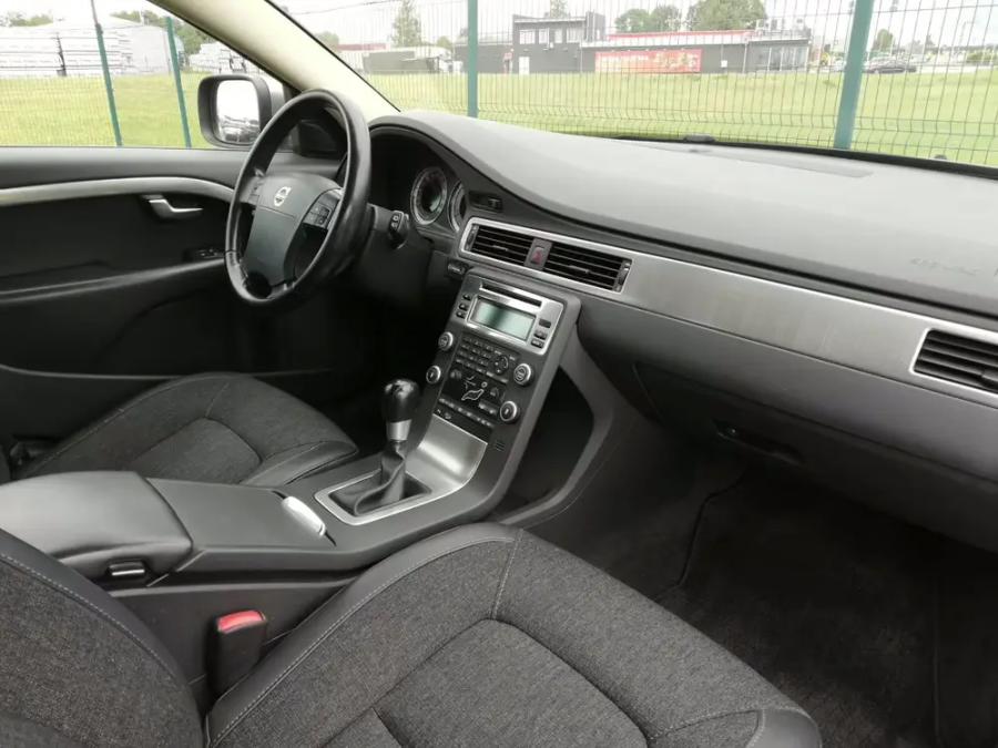 Brown Volvo XC70 2009 in Saldus, with an engine capacity of 2.40 L and mileage of 261 thousand km for 7900 €, photo 8 on AUTOMOTO.COM.LV