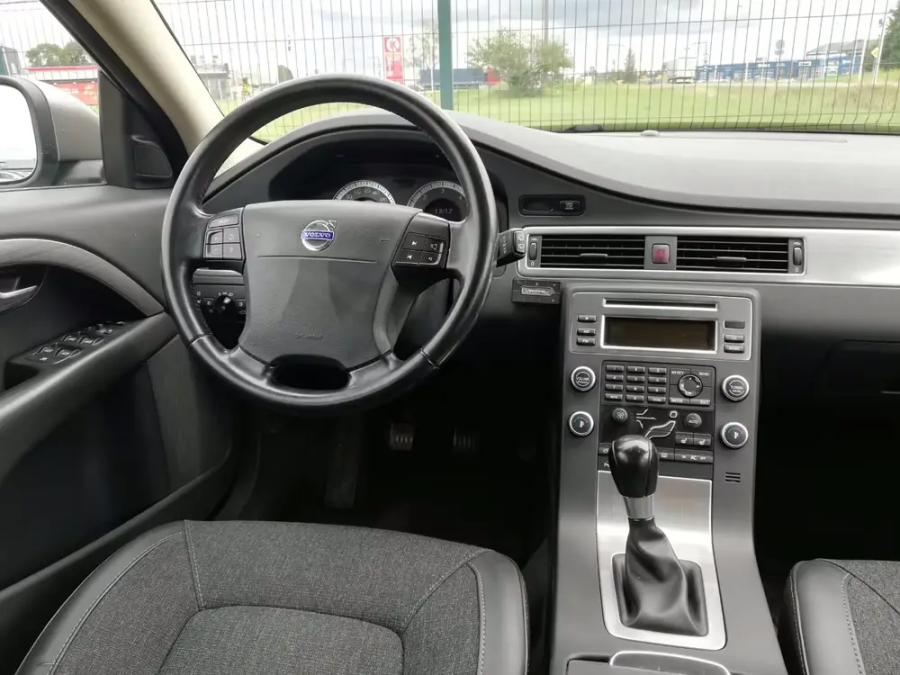 Brown Volvo XC70 2009 in Saldus, with an engine capacity of 2.40 L and mileage of 261 thousand km for 7900 €, photo 12 on AUTOMOTO.COM.LV