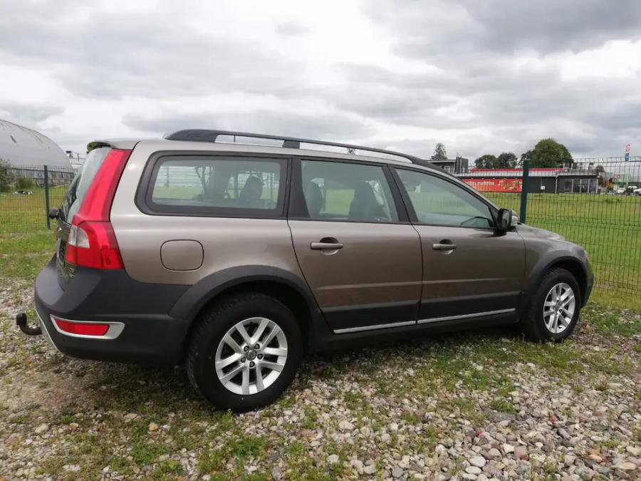 Brown Volvo XC70 2009 in Saldus, with an engine capacity of 2.40 L and mileage of 261 thousand km for 7900 €, photo 13 on AUTOMOTO.COM.LV