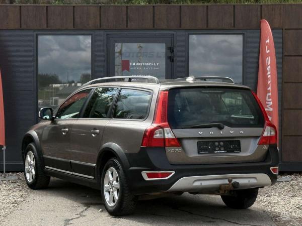 Volvo XC70 2009 in Vilnius on AUTOMOTO.COM.LV Brown Volvo XC70 2009 in Vilnius, with an engine capacity of 2.40 L and mileage of 410 thousand km for 4600 €, photo 8 on AUTOMOTO.COM.LV