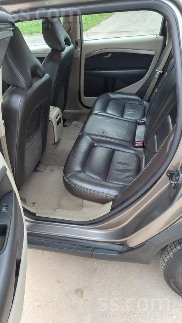 Brown Volvo XC70 2009 in Jurmala, with an engine capacity of 2.40 L and mileage of 355 thousand km for 4900 €, photo 7 on AUTOMOTO.COM.LV