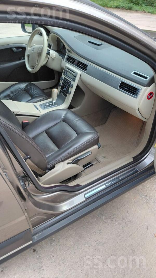 Brown Volvo XC70 2009 in Jurmala, with an engine capacity of 2.40 L and mileage of 355 thousand km for 4900 €, photo 9 on AUTOMOTO.COM.LV