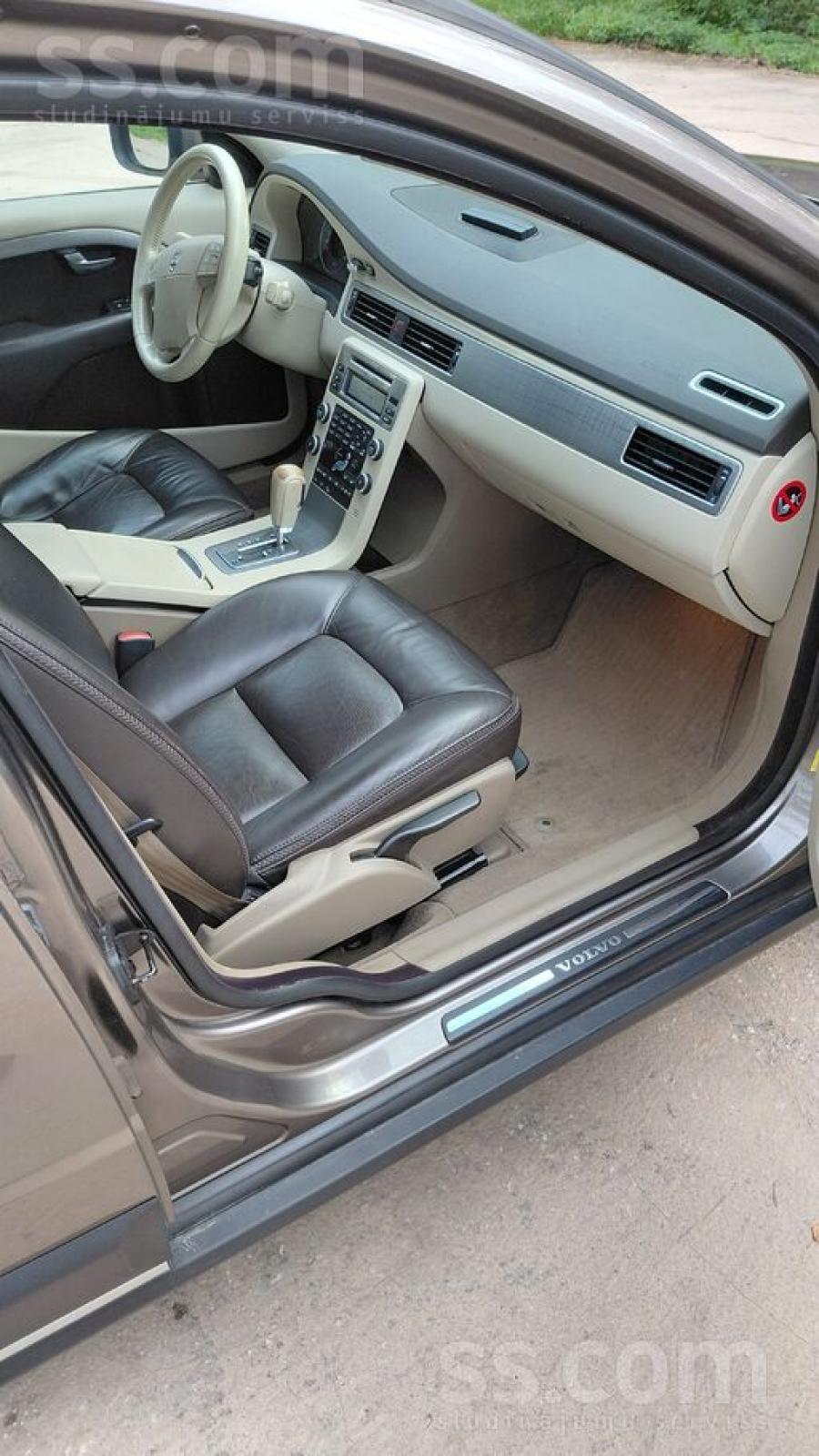 Brown Volvo XC70 2009 in Jurmala, with an engine capacity of 2.40 L and mileage of 355 thousand km for 4900 €, photo 9 on AUTOMOTO.COM.LV