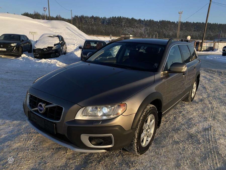 Brown Volvo XC70 2010 in Vilnius, with an engine capacity of 2.40 L and mileage of 398 thousand km for 6800 €, photo 1 on AUTOMOTO.COM.LV