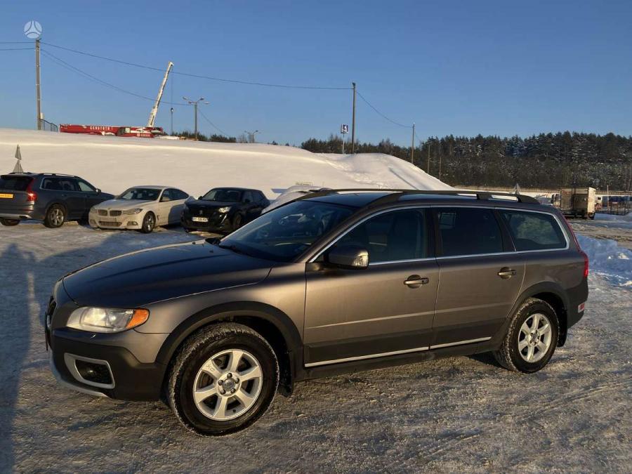 Brown Volvo XC70 2010 in Vilnius, with an engine capacity of 2.40 L and mileage of 398 thousand km for 6800 €, photo 2 on AUTOMOTO.COM.LV