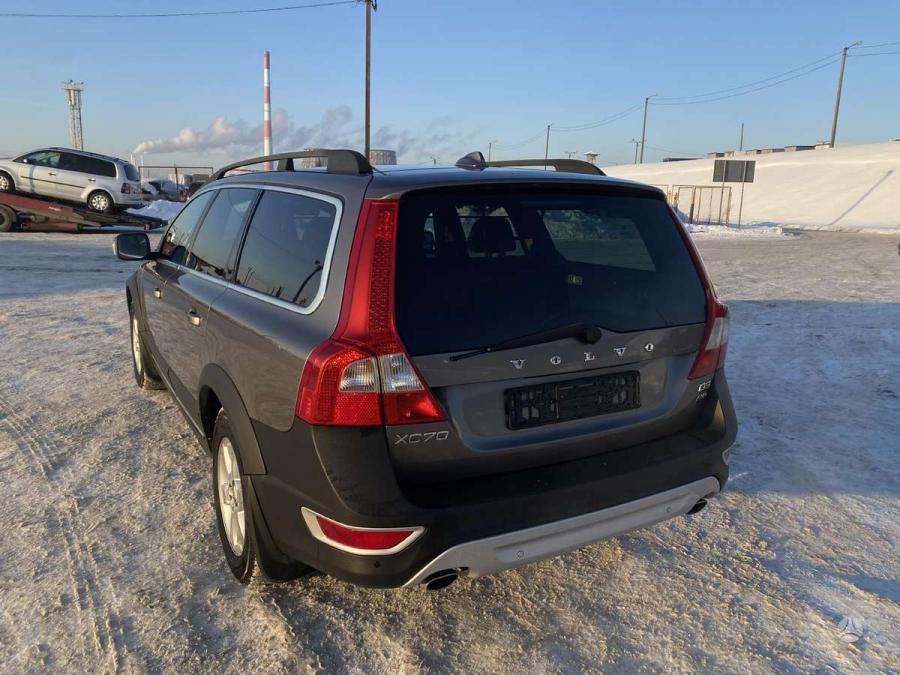Brown Volvo XC70 2010 in Vilnius, with an engine capacity of 2.40 L and mileage of 398 thousand km for 6800 €, photo 4 on AUTOMOTO.COM.LV