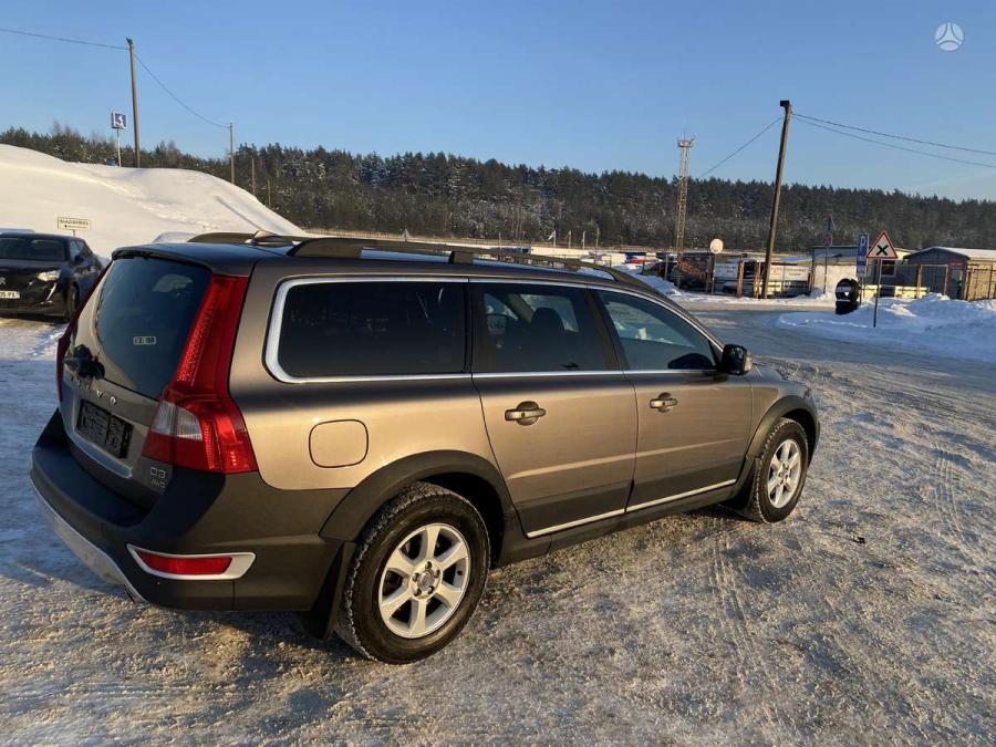 Brown Volvo XC70 2010 in Vilnius, with an engine capacity of 2.40 L and mileage of 398 thousand km for 6800 €, photo 6 on AUTOMOTO.COM.LV