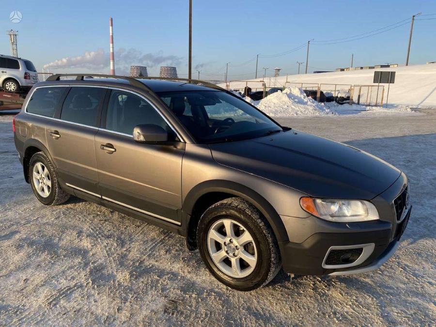 Brown Volvo XC70 2010 in Vilnius, with an engine capacity of 2.40 L and mileage of 398 thousand km for 6800 €, photo 7 on AUTOMOTO.COM.LV