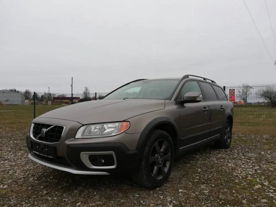Brown Volvo XC70 2010 in Saldus, with an engine capacity of 2.40 L and mileage of 310 thousand km for 7300 €, photo 1 on AUTOMOTO.COM.LV
