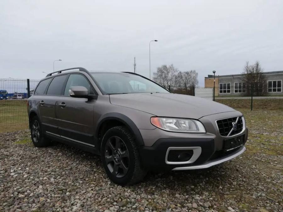 Brown Volvo XC70 2010 in Saldus, with an engine capacity of 2.40 L and mileage of 310 thousand km for 7300 €, photo 4 on AUTOMOTO.COM.LV