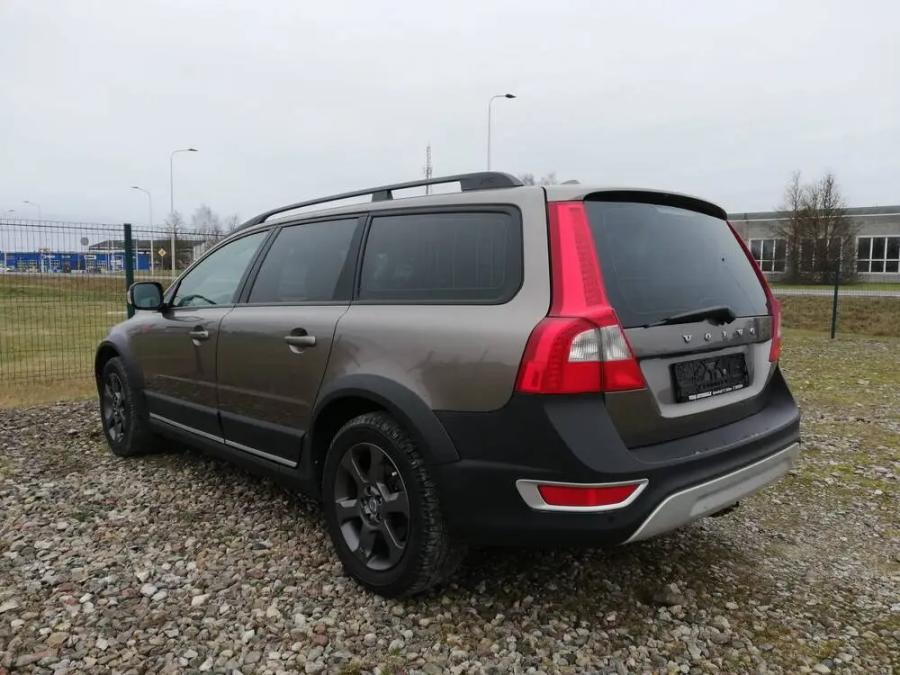 Brown Volvo XC70 2010 in Saldus, with an engine capacity of 2.40 L and mileage of 310 thousand km for 7300 €, photo 5 on AUTOMOTO.COM.LV