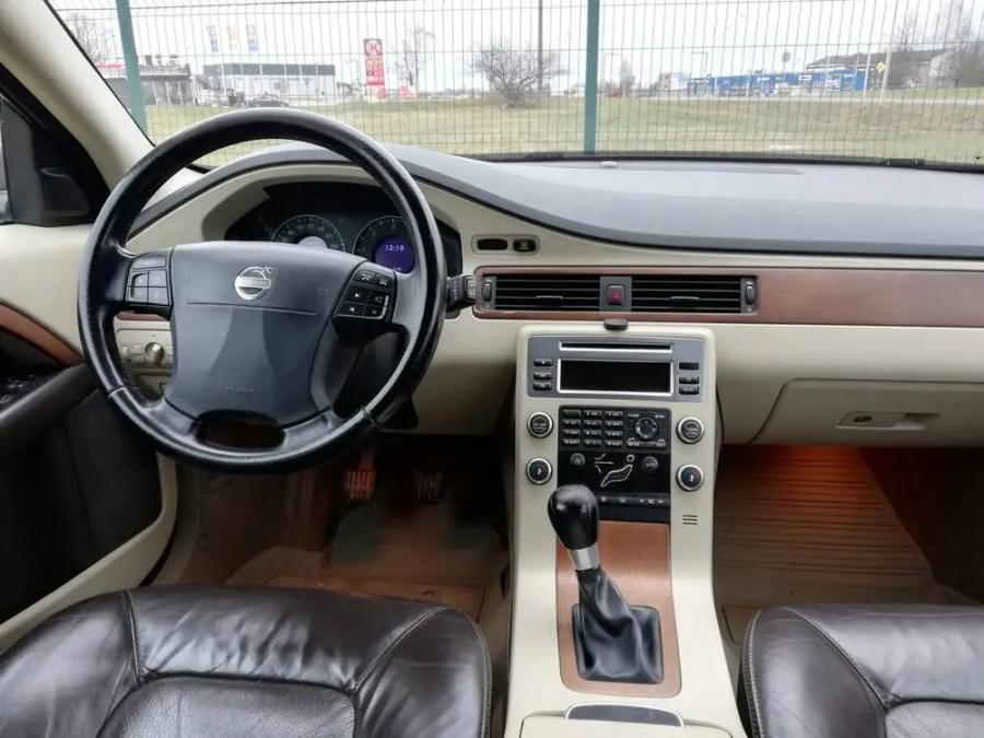 Brown Volvo XC70 2010 in Saldus, with an engine capacity of 2.40 L and mileage of 310 thousand km for 7300 €, photo 9 on AUTOMOTO.COM.LV