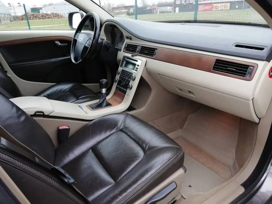 Brown Volvo XC70 2010 in Saldus, with an engine capacity of 2.40 L and mileage of 310 thousand km for 7300 €, photo 10 on AUTOMOTO.COM.LV