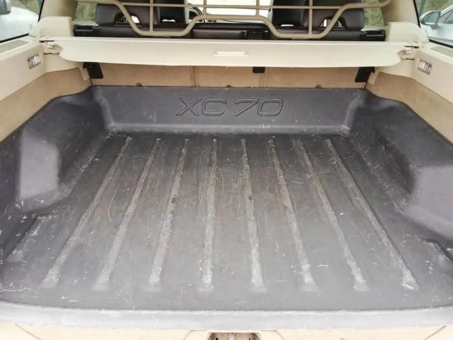 Brown Volvo XC70 2010 in Saldus, with an engine capacity of 2.40 L and mileage of 310 thousand km for 7300 €, photo 12 on AUTOMOTO.COM.LV