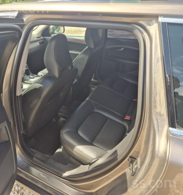 Brown Volvo XC70 2010 in Liepaja, with an engine capacity of 2.00 L and mileage of 380 thousand km for 6650 €, photo 5 on AUTOMOTO.COM.LV