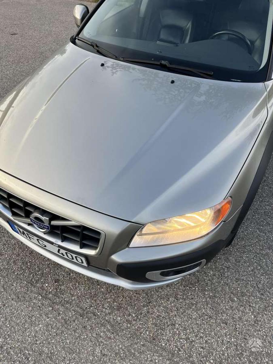 Brown Volvo XC70 2010 in Utena, with an engine capacity of 2.40 L and mileage of 368 thousand km for 5300 €, photo 4 on AUTOMOTO.COM.LV