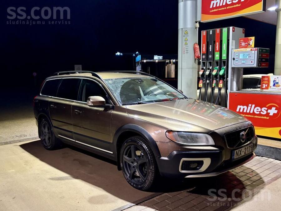 Brown Volvo XC70 2011 in Riga, with an engine capacity of 2.40 L and mileage of 0 thousand km for 8590 €, photo 2 on AUTOMOTO.COM.LV